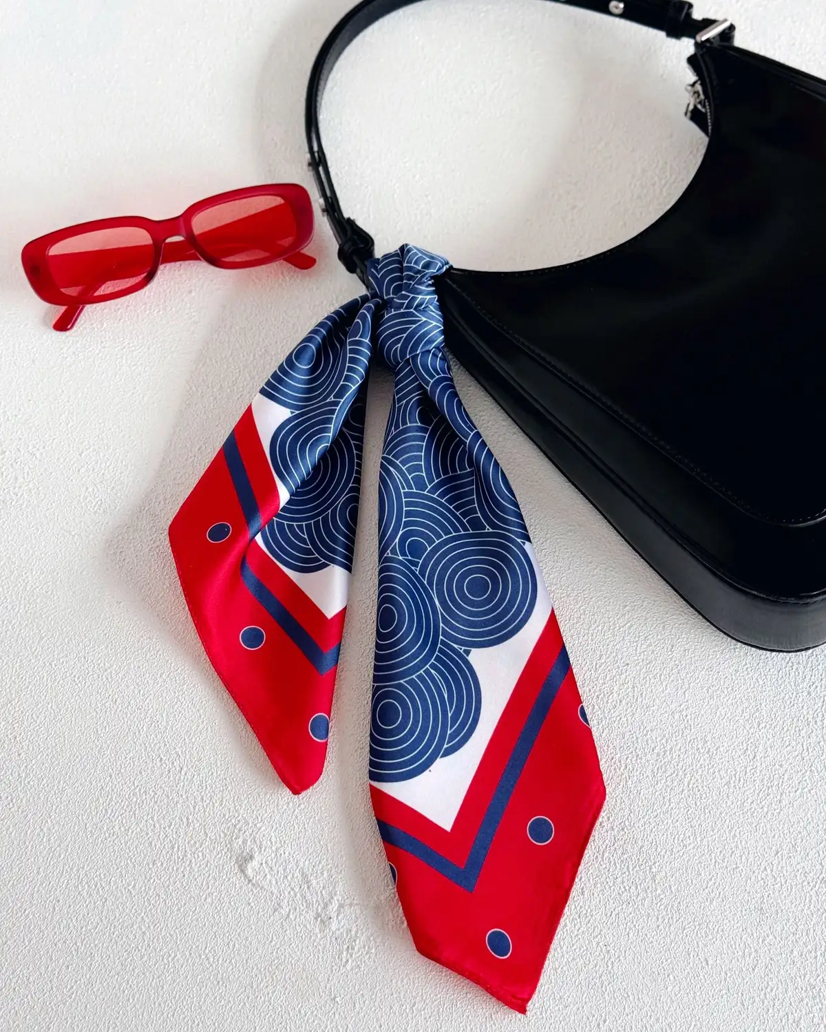 Wave Saten Fular – Lacivert Kırmızı Beyaz Desenli Hediyelik Fular | Bikutumutluluk