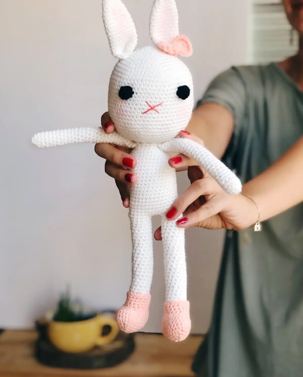 AmigurumiFiyonklu Beyaz Tavşan Örgü Oyuncak - Bikutumutluluk